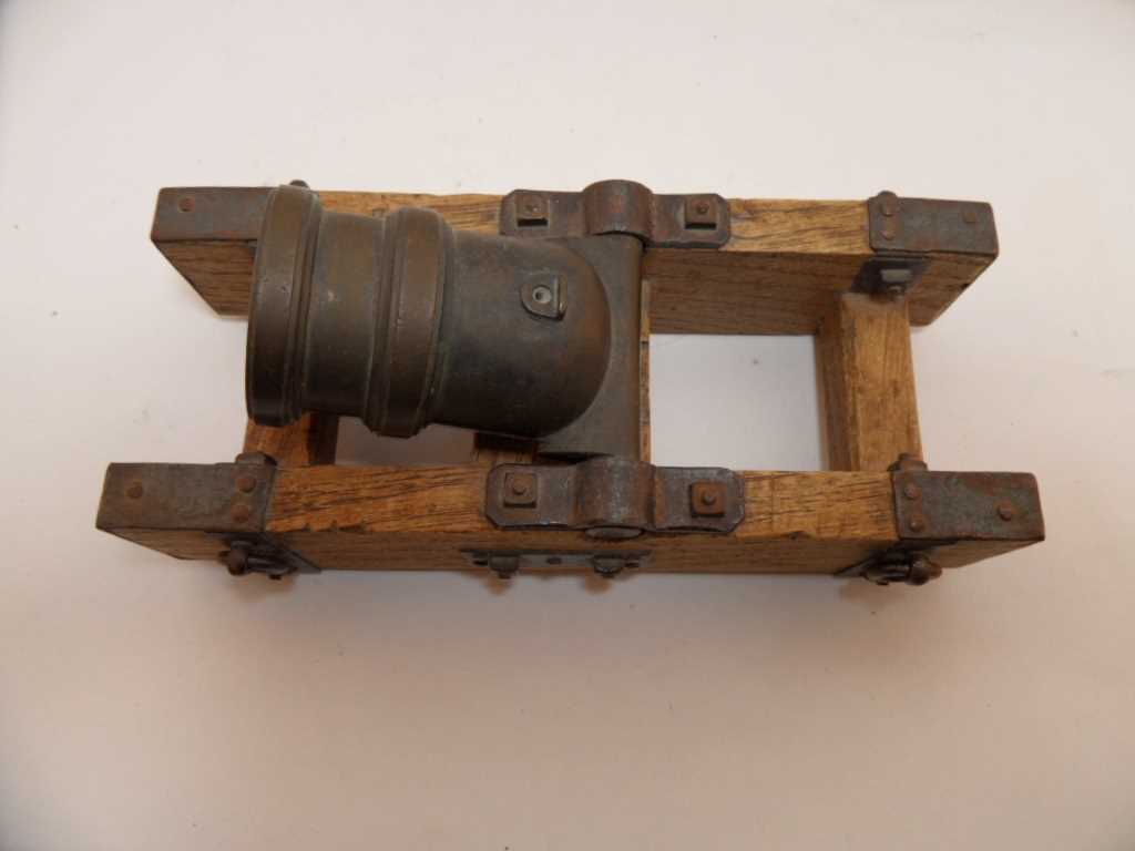 Lot 291 - A BRONZE MODEL MORTAR