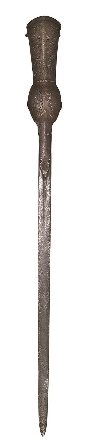 Lot 29 - AN INDIAN GAUNTLET SWORD (PATA)