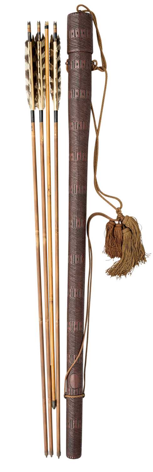 Lot 29 - A JAPANESE QUIVER (YADZUTSU) AND FOUR ARROWS,