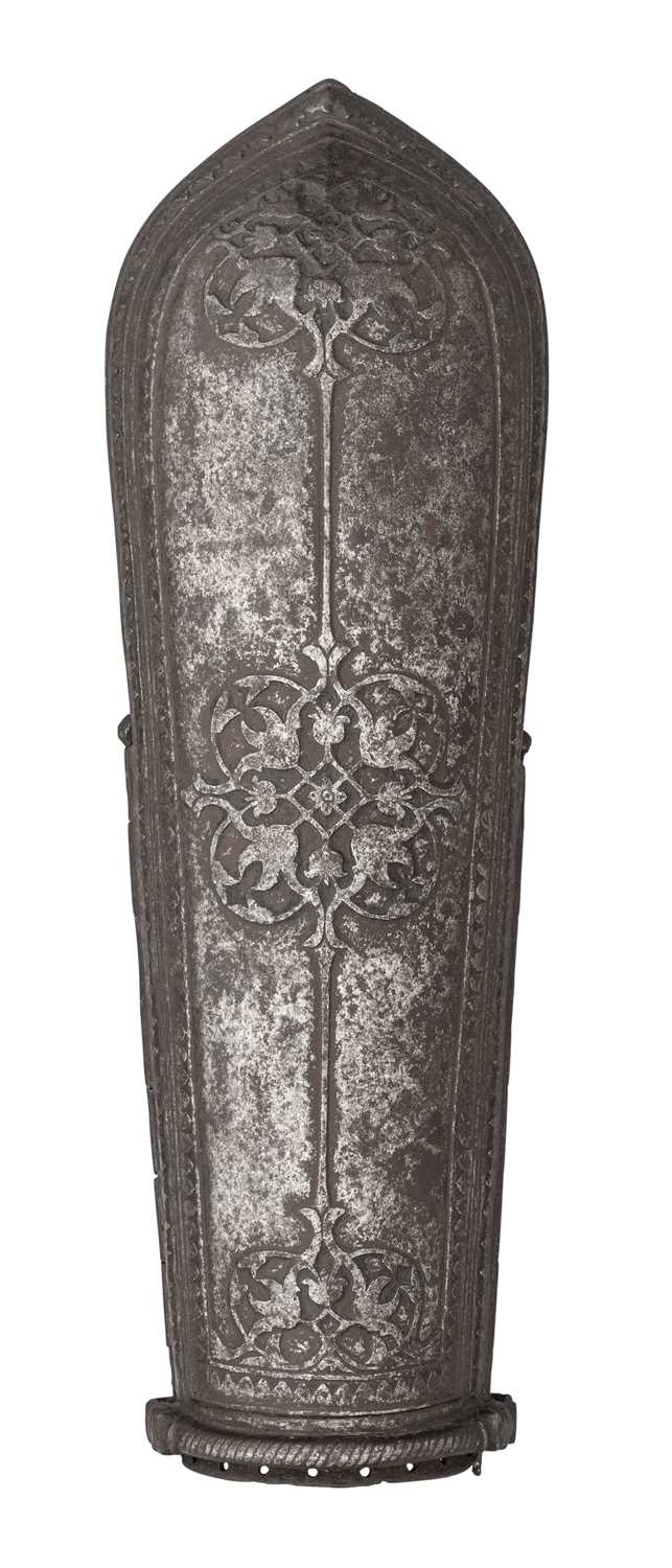 Lot 73 - â’¶ A SOUTH INDIAN ARM DEFENCE (DASTANA),