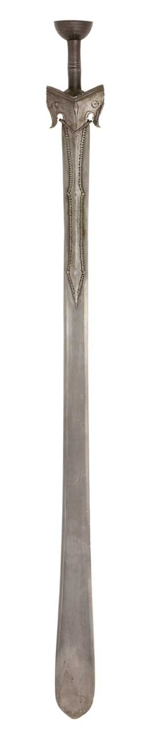 Lot 31 - A SOUTH INDIAN SWORD (PATISSA)