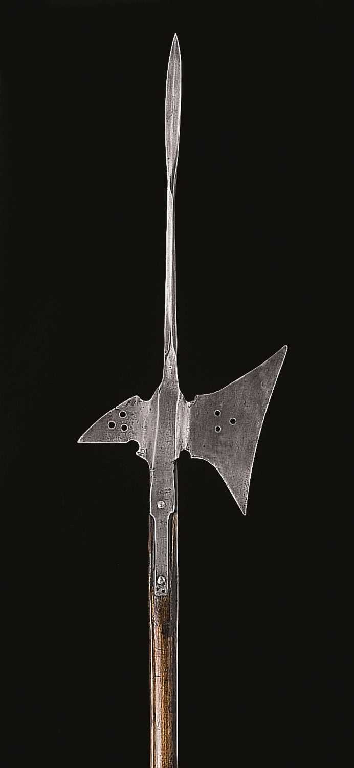 Lot 167 - A RARE GERMAN HALBERD