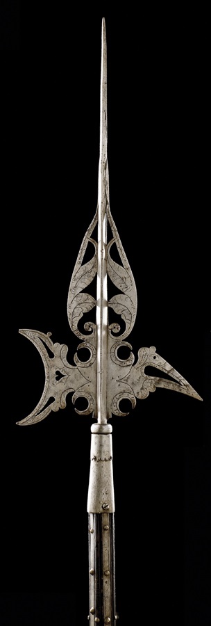 Lot 159 - A RARE GERMAN HALBERD