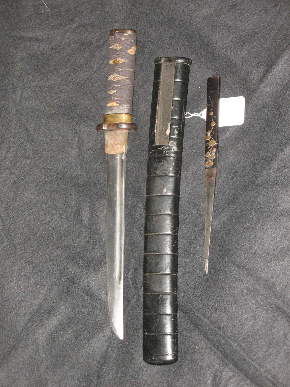 Lot 11 - A JAPANESE DAGGER (AIKUCHI TANTO)
