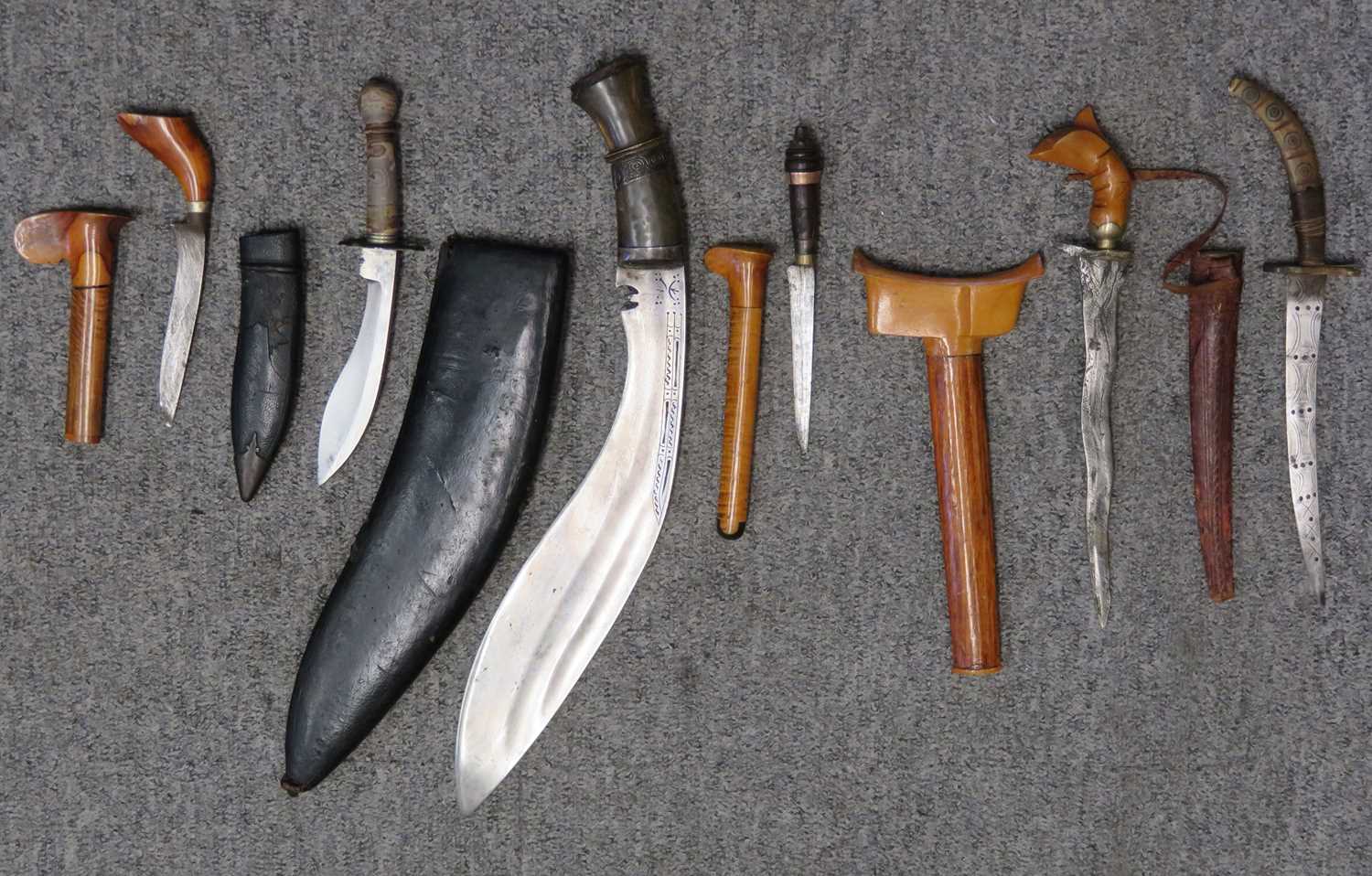 Lot 128 - A NEPALESE GURKHA KUKRI KNIFE AND FIVE