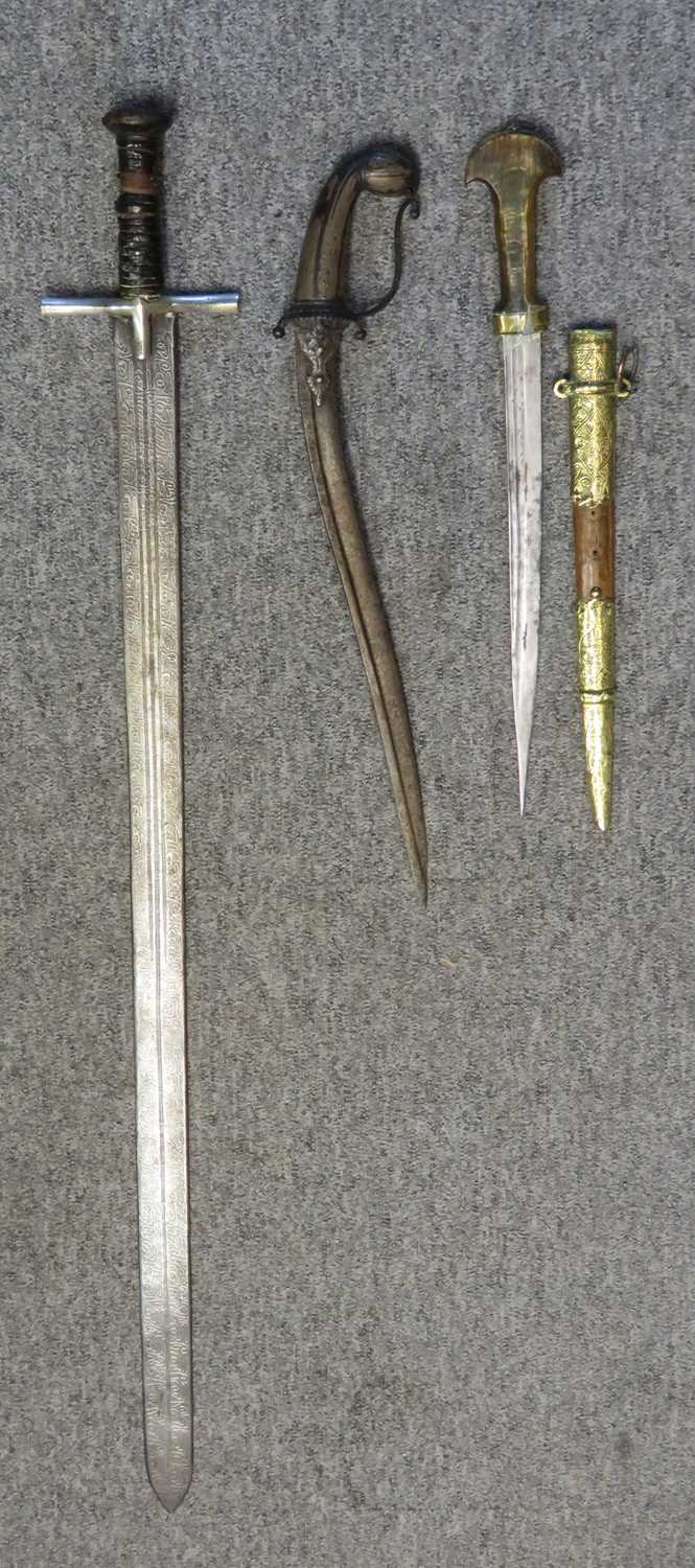 Lot 132 - AN INDIAN DAGGER