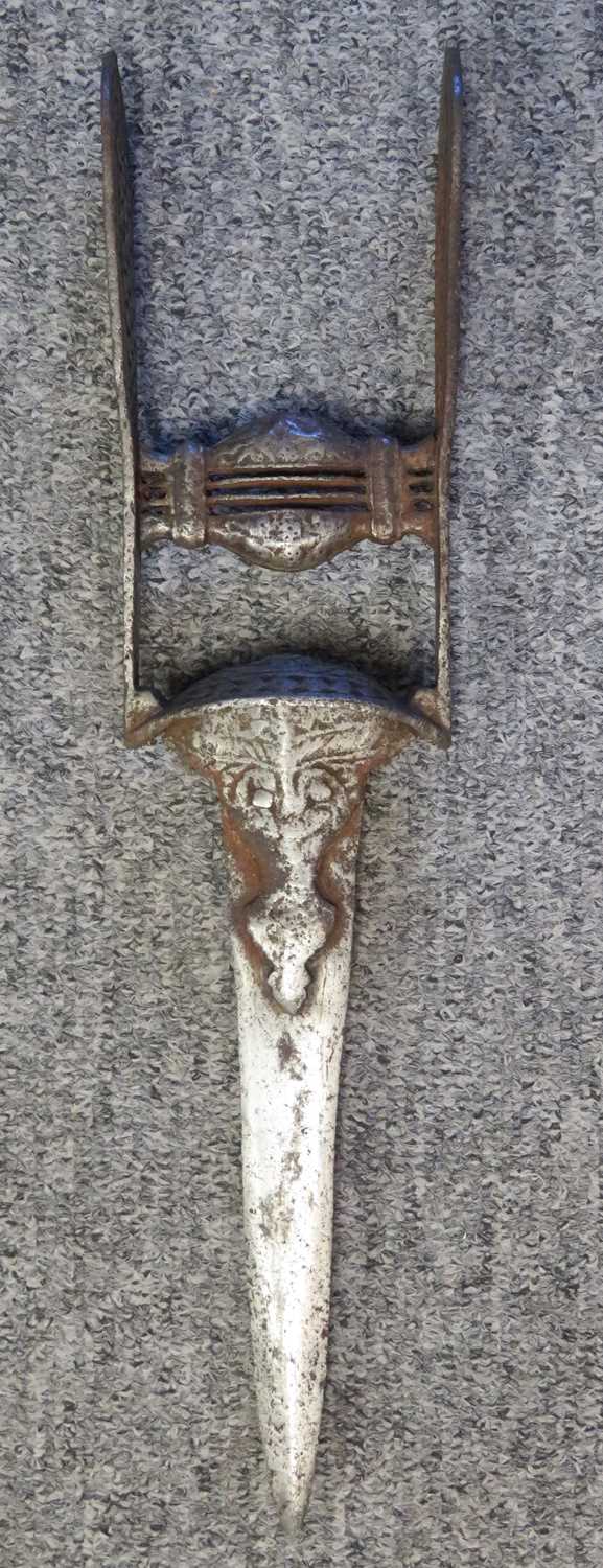 Lot 165 - AN INDIAN DAGGER (KATAR)