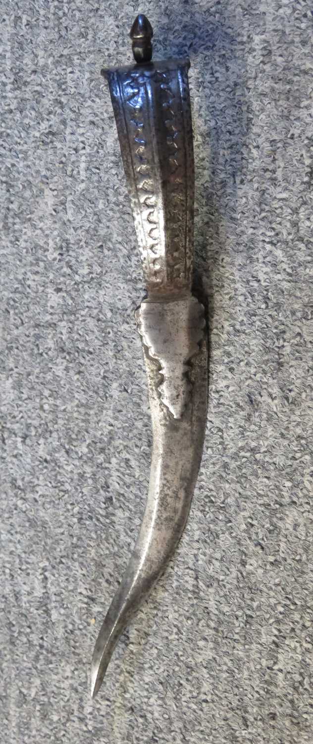 Lot 178 - AN INDIAN DAGGER (BICHWA)