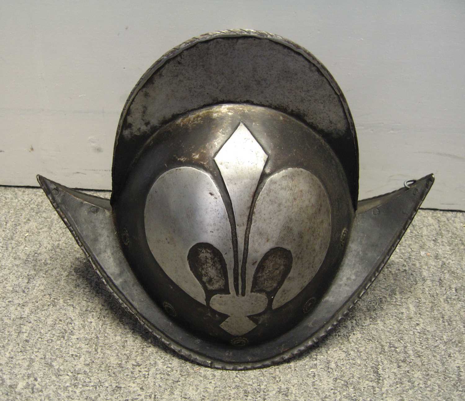 Lot 265 - A GERMAN 'BLACK AND WHITE' COMB MORION