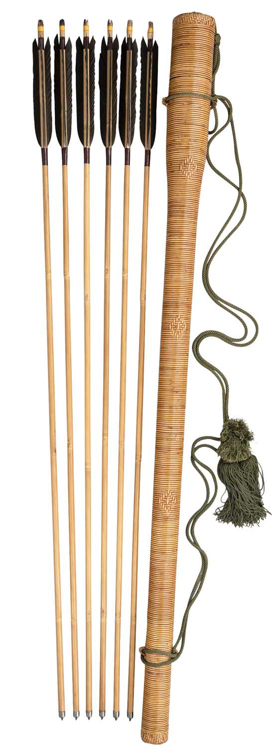 Lot 4 - A JAPANESE QUIVER (YADZUTSU) AND SIX ARROWS,