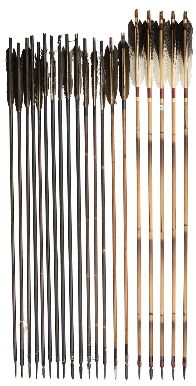 Lot 10 - TWENTY-ONE JAPANESE MILITARY ARROWS, EDO