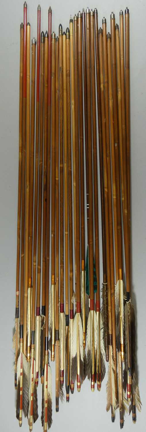 Lot 11 - TWENTY-EIGHT JAPANESE TARGET ARROWS, EDO