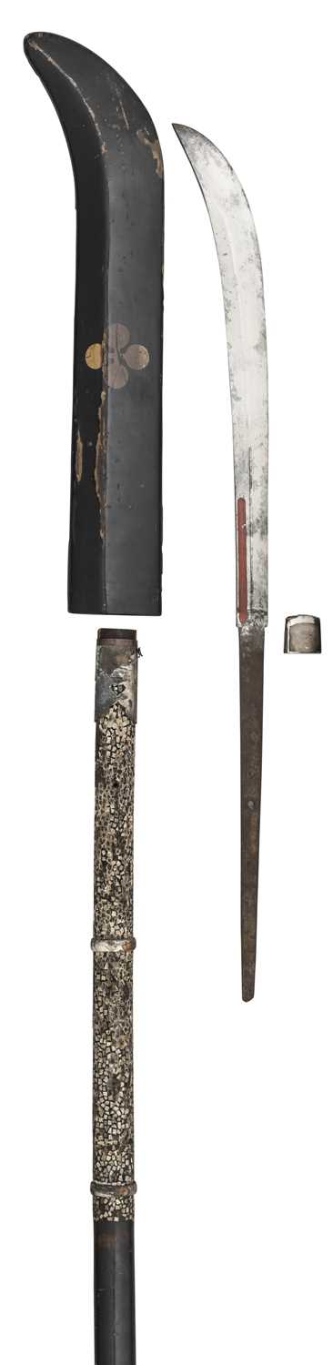 Lot 83 - A JAPANESE NAGINATA (HALBERD), 1750-1850
