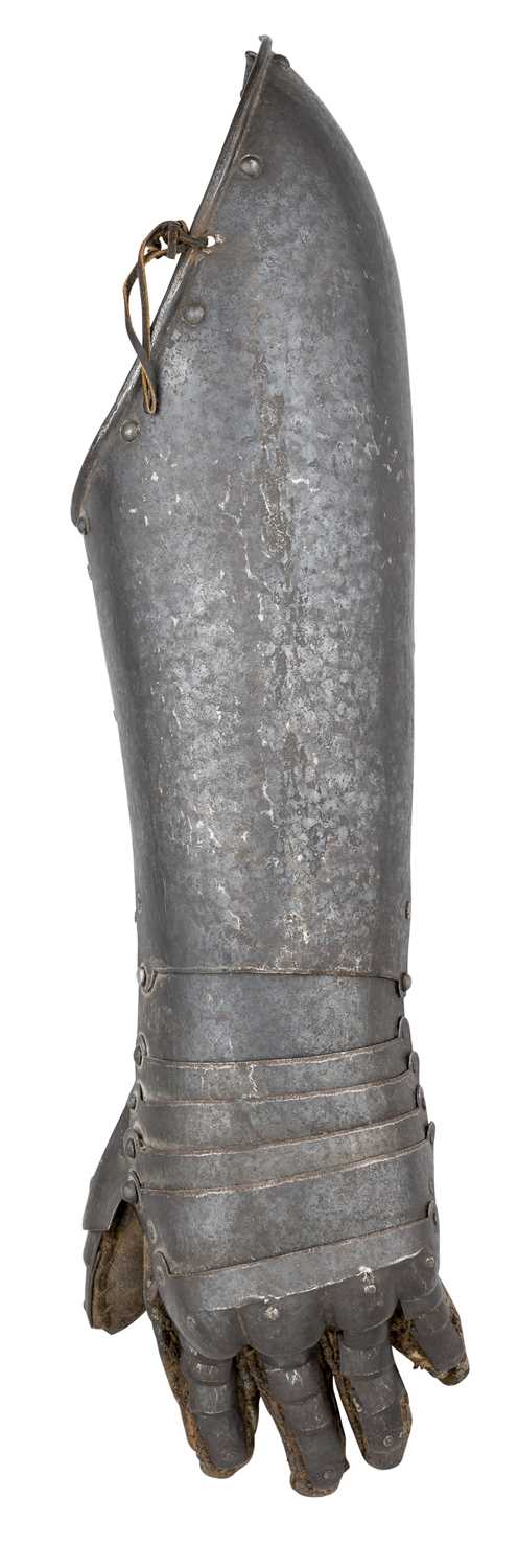 Lot 384 - A GERMAN GAUNTLET FOR THE LEFT HAND, EARLY
