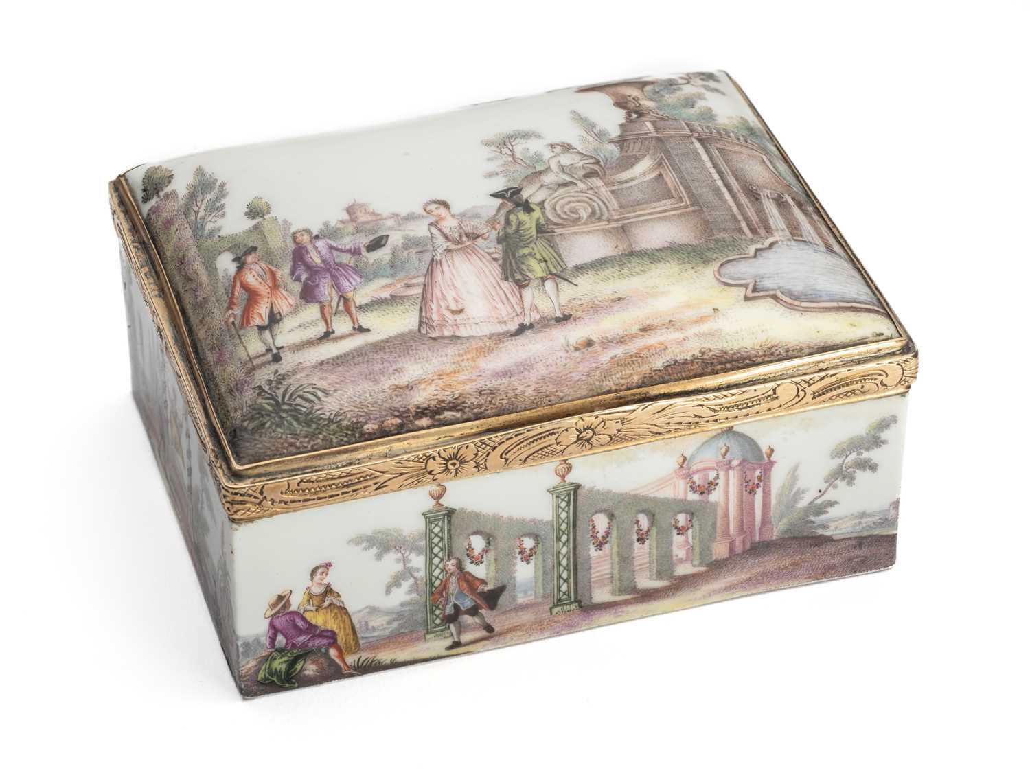 Lot 254 - â€¡Â A GOLD-MOUNTED PORCELAIN SNUFF BOX