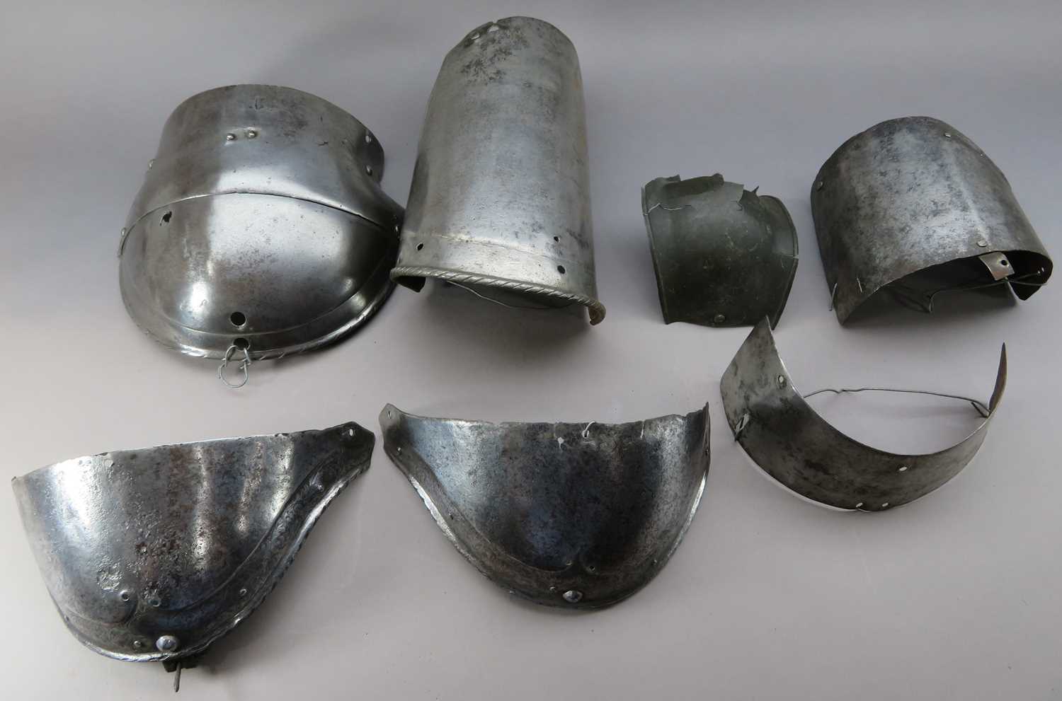 Lot 87 - â“Œ SEVEN ELEMENTS OF EUROPEAN ARMOUR, MID TO