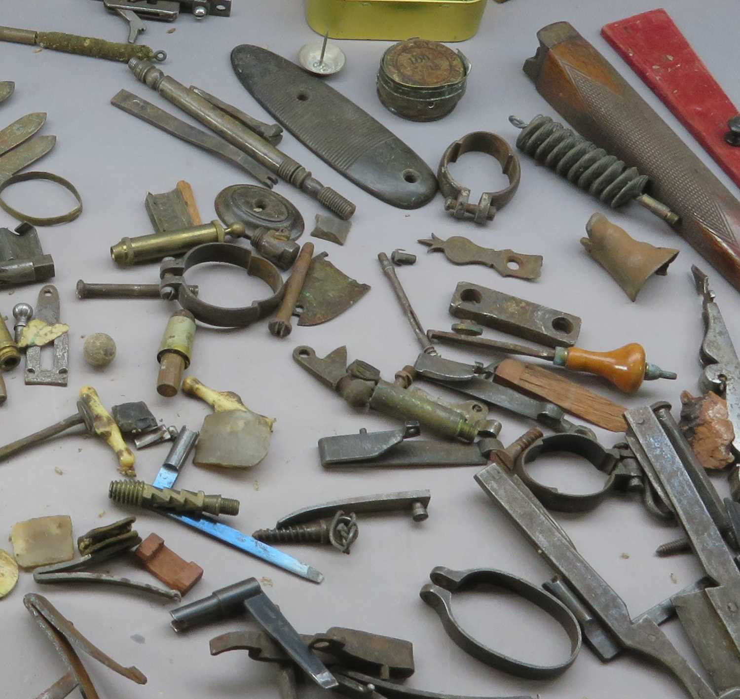 Lot 100 - â“Œ A LARGE COLLECTION OF GUN AND PISTOL