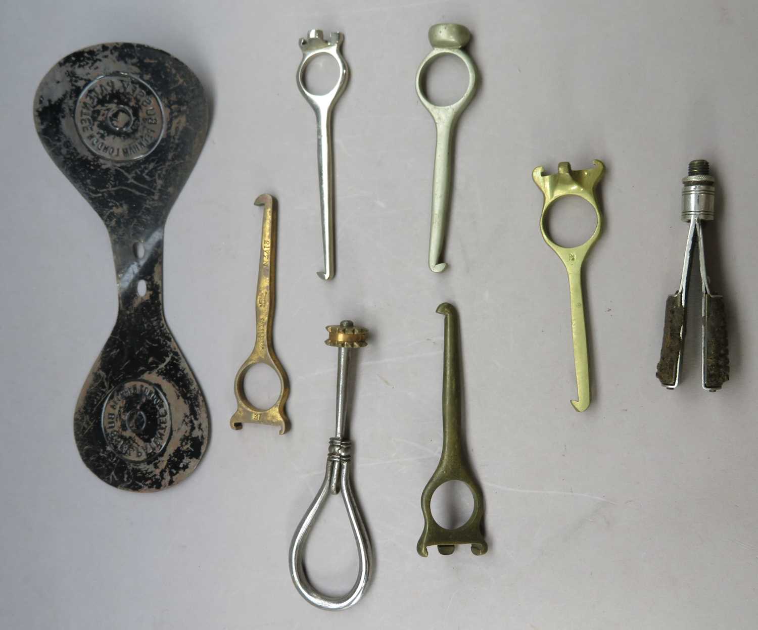 Lot 112 - â“Œ A BUSSEY PATENT TARGET AND FIVE