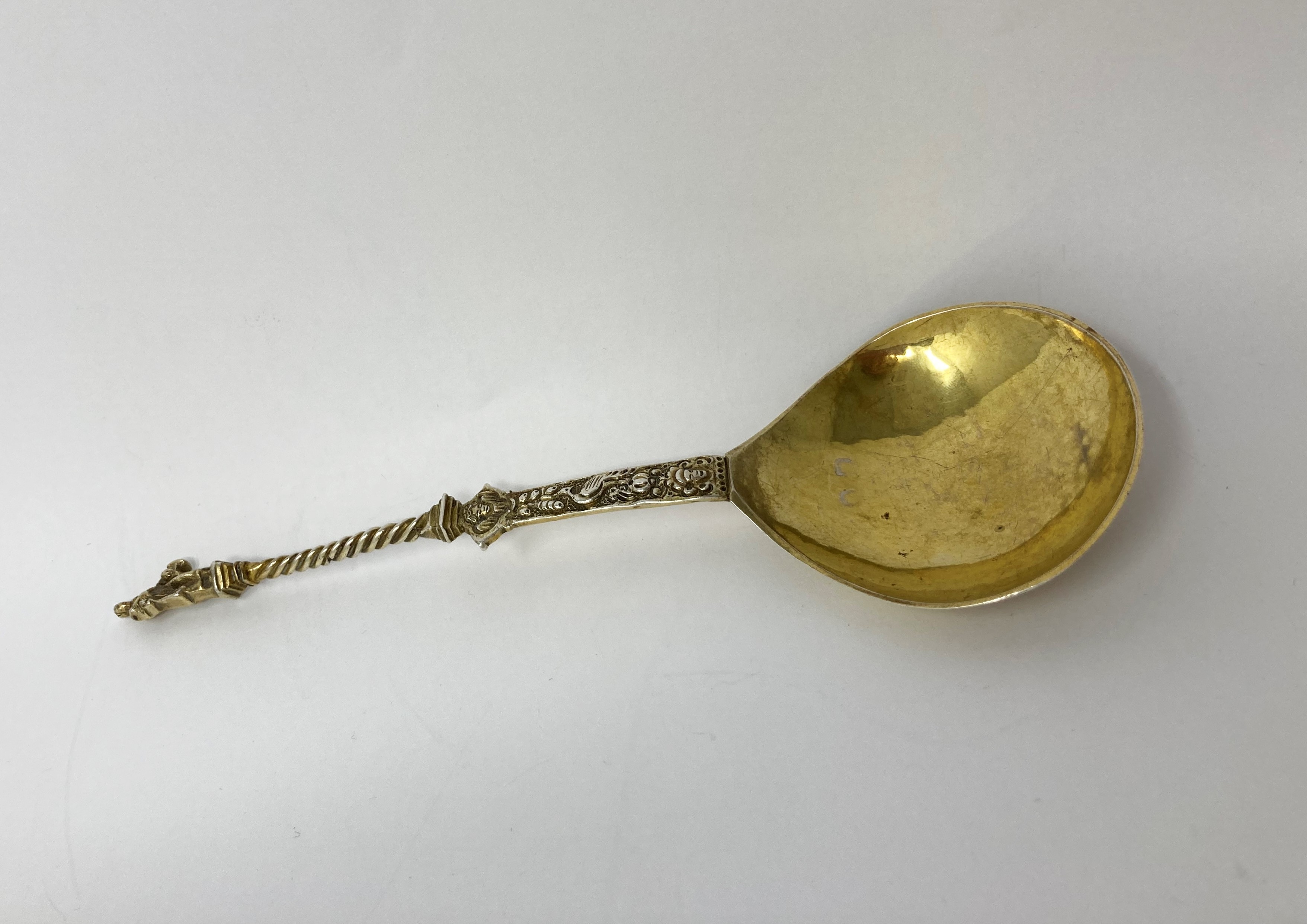 Lot 93 - A DUTCH SILVER-GILT APOSTLE SPOON, MID 17TH