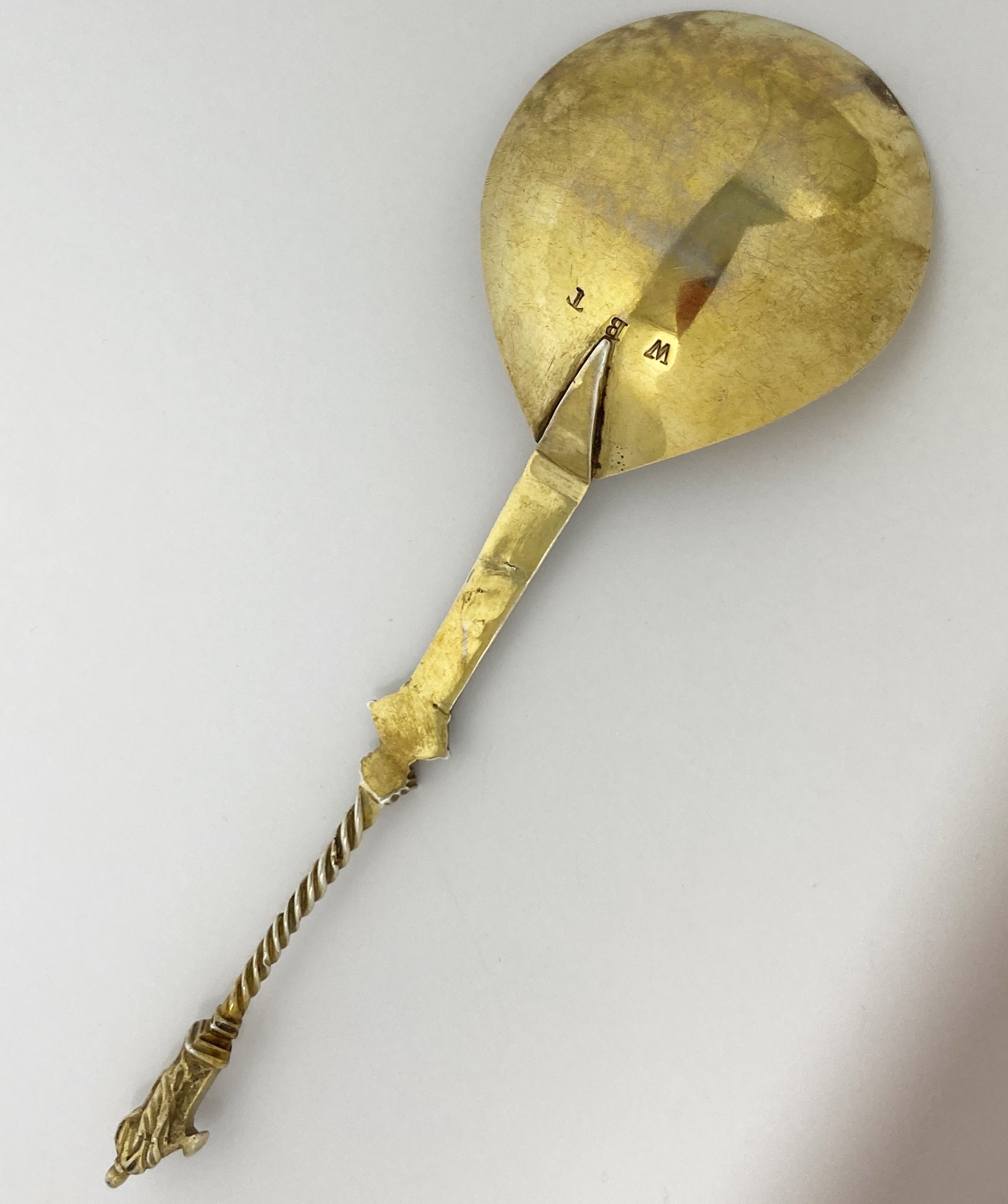 Lot 93 - A DUTCH SILVER-GILT APOSTLE SPOON, MID 17TH