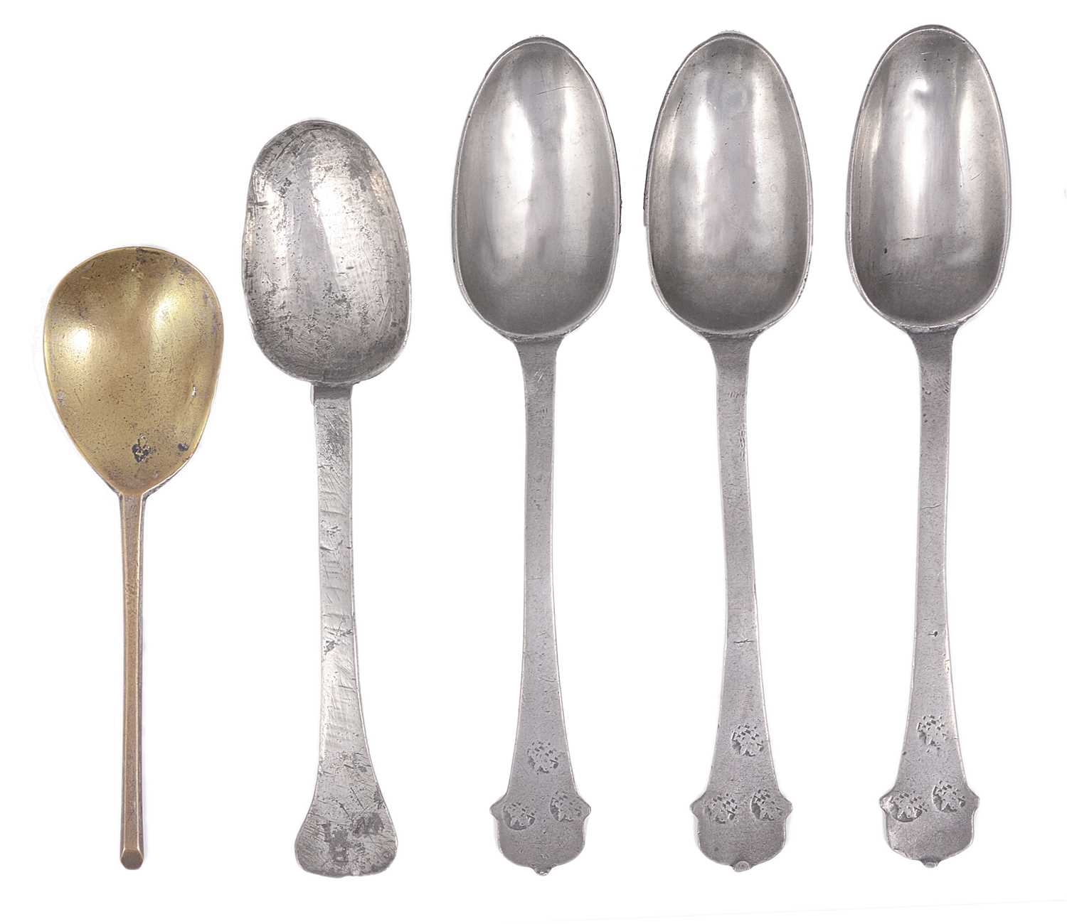 Lot 331 - A PEWTER SPOON RACK AND FIVE SPOONS