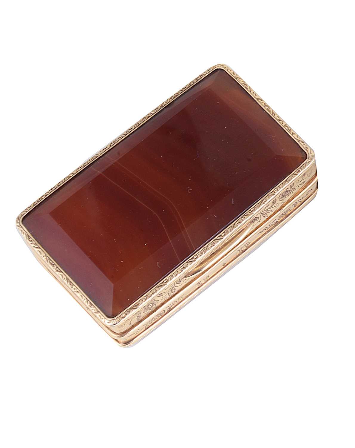 Lot 542 - A GOLD AND AGATE SNUFF BOX