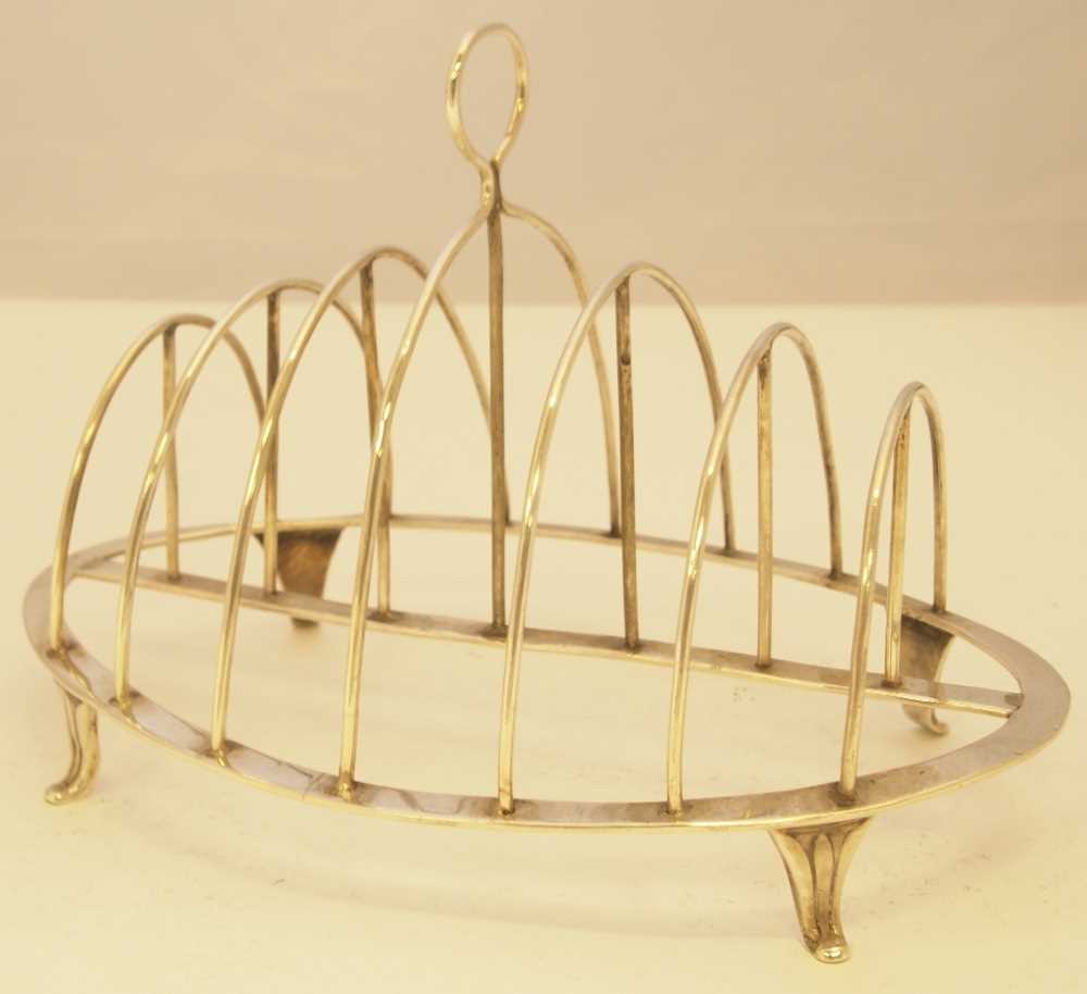 Lot 231 - A GEORGE III SILVER TOAST RACK