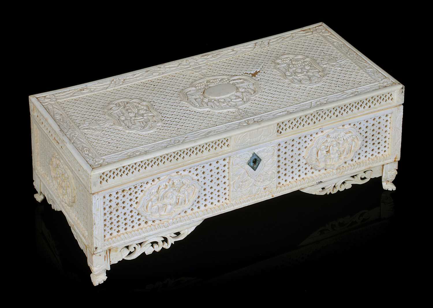 Lot 79 - A CHINESE IVORY RECTANGULAR BOX