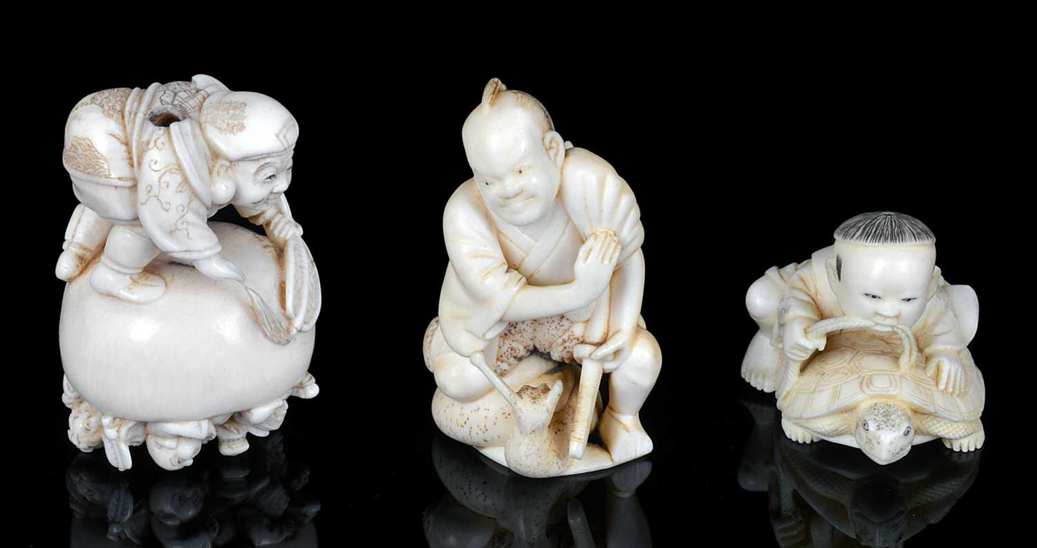 Lot 149 - A JAPANESE IVORY NETSUKE OF A BOY AND