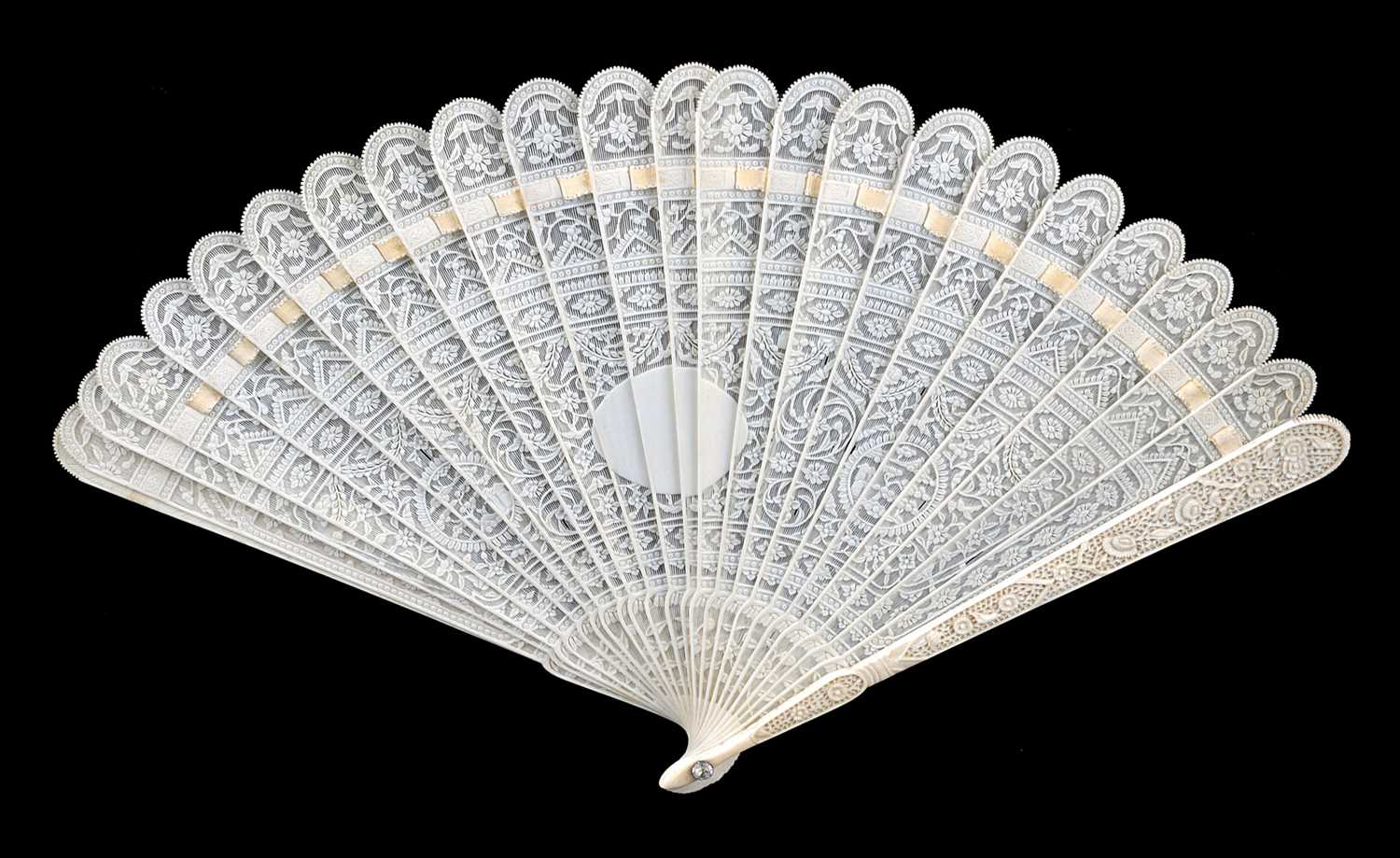 Lot 187 - A CHINESE IVORY FAN
