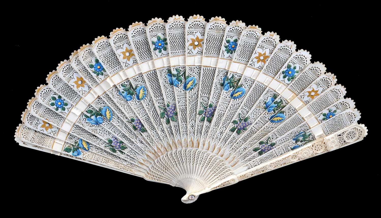 Lot 188 - A CHINESE IVORY FAN