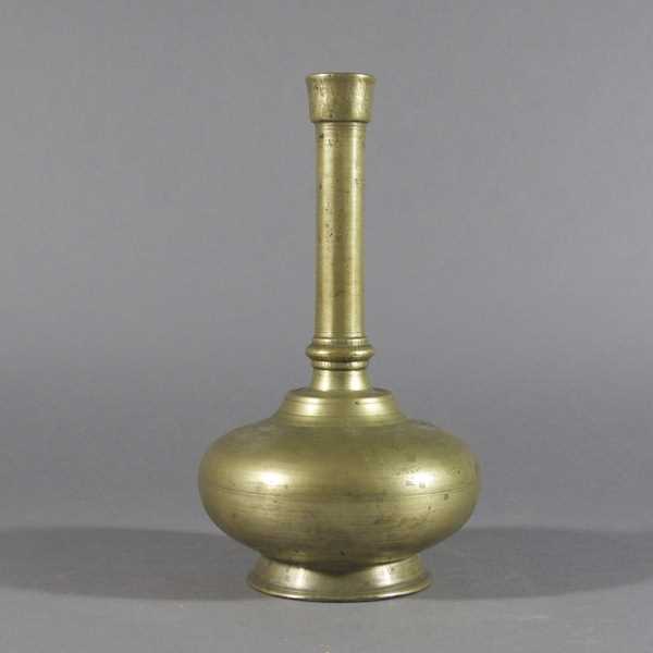 Lot 287 - A TURNED BRASS SURAHI