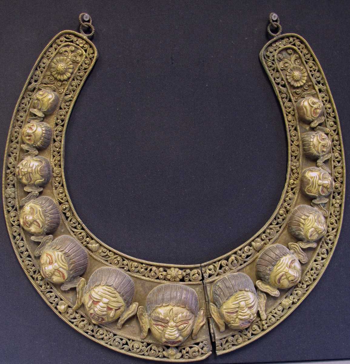 Lot 25 - A COPPER-GILT GARLAND