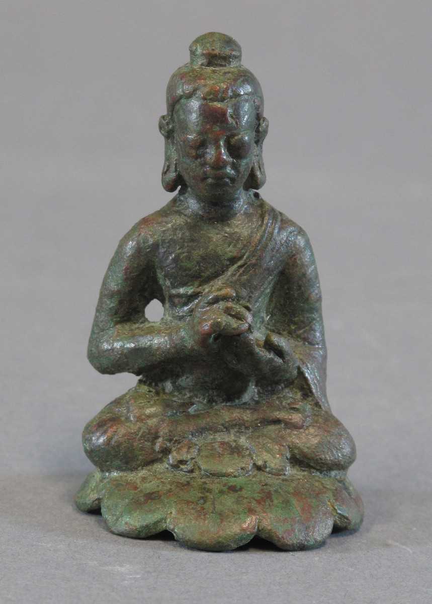 Lot 106 - A SMALL BRONZE FIGURE OF BUDDHA