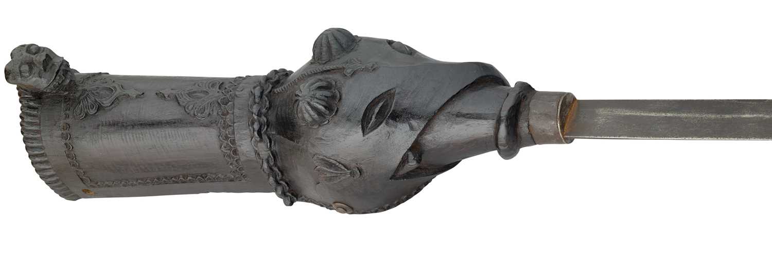 Lot 15 - A FINE SOUTH INDIAN GAUNTLET SWORD (PATA)