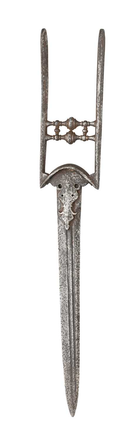 Lot 49 - A SOUTH INDIAN DAGGER (KATAR)