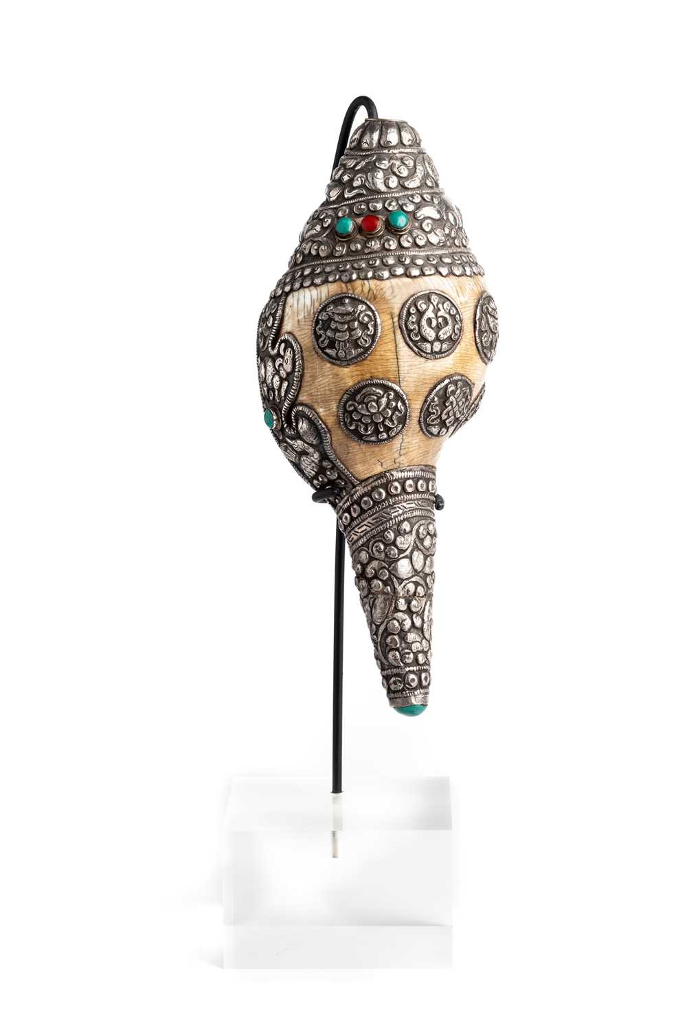 Lot 76 - ËœA SILVER MOUNTED RITUAL HORN