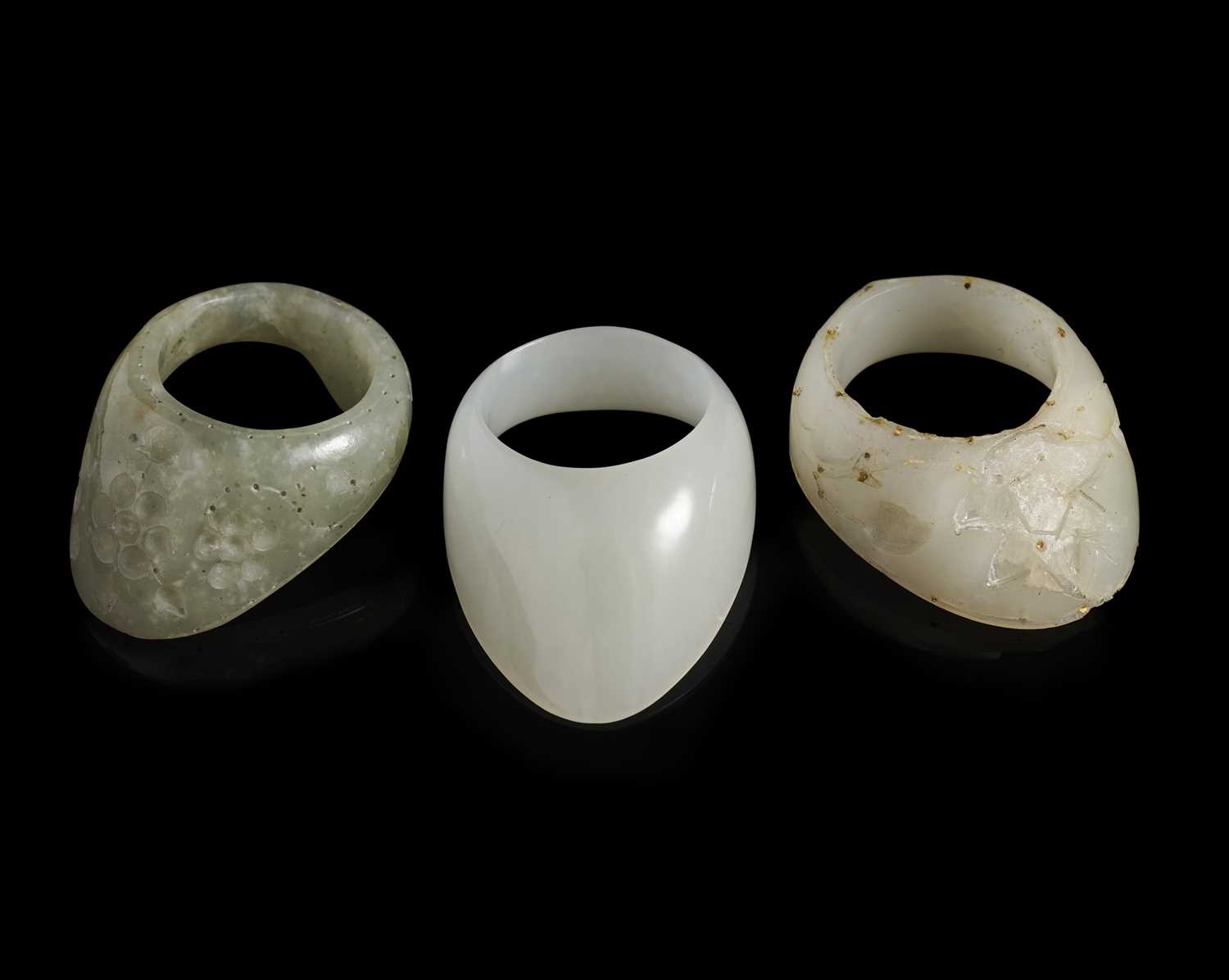 Lot 140 - AN INDIAN DECORATED JADE ARCHER'S RING AND