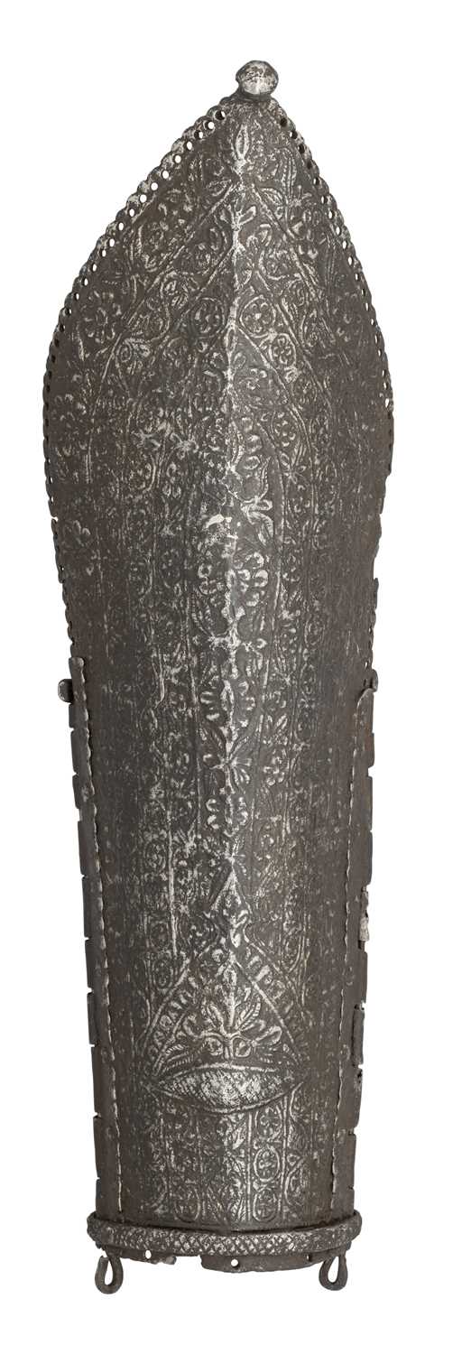 Lot 74 - A SOUTH INDIAN ARM DEFENCE (DASTANA),