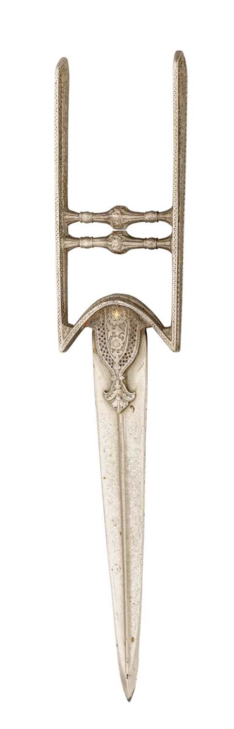Lot 113 - AN INDIAN DAGGER (KATAR)