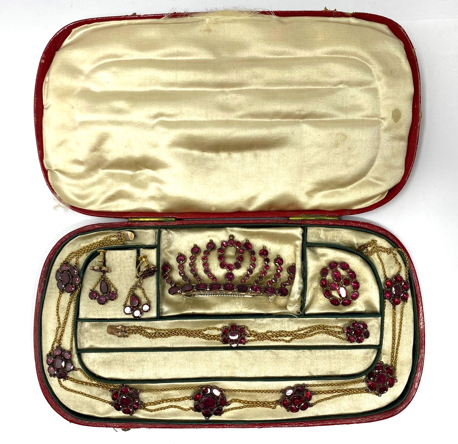 Lot 507 - GEORGIAN GOLD AND GARNET PARURE, 1820s