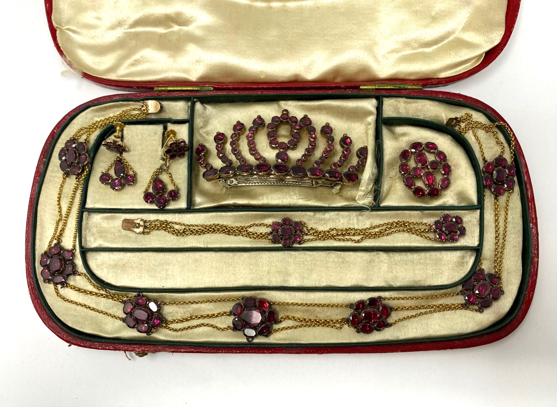 Lot 507 - GEORGIAN GOLD AND GARNET PARURE, 1820s