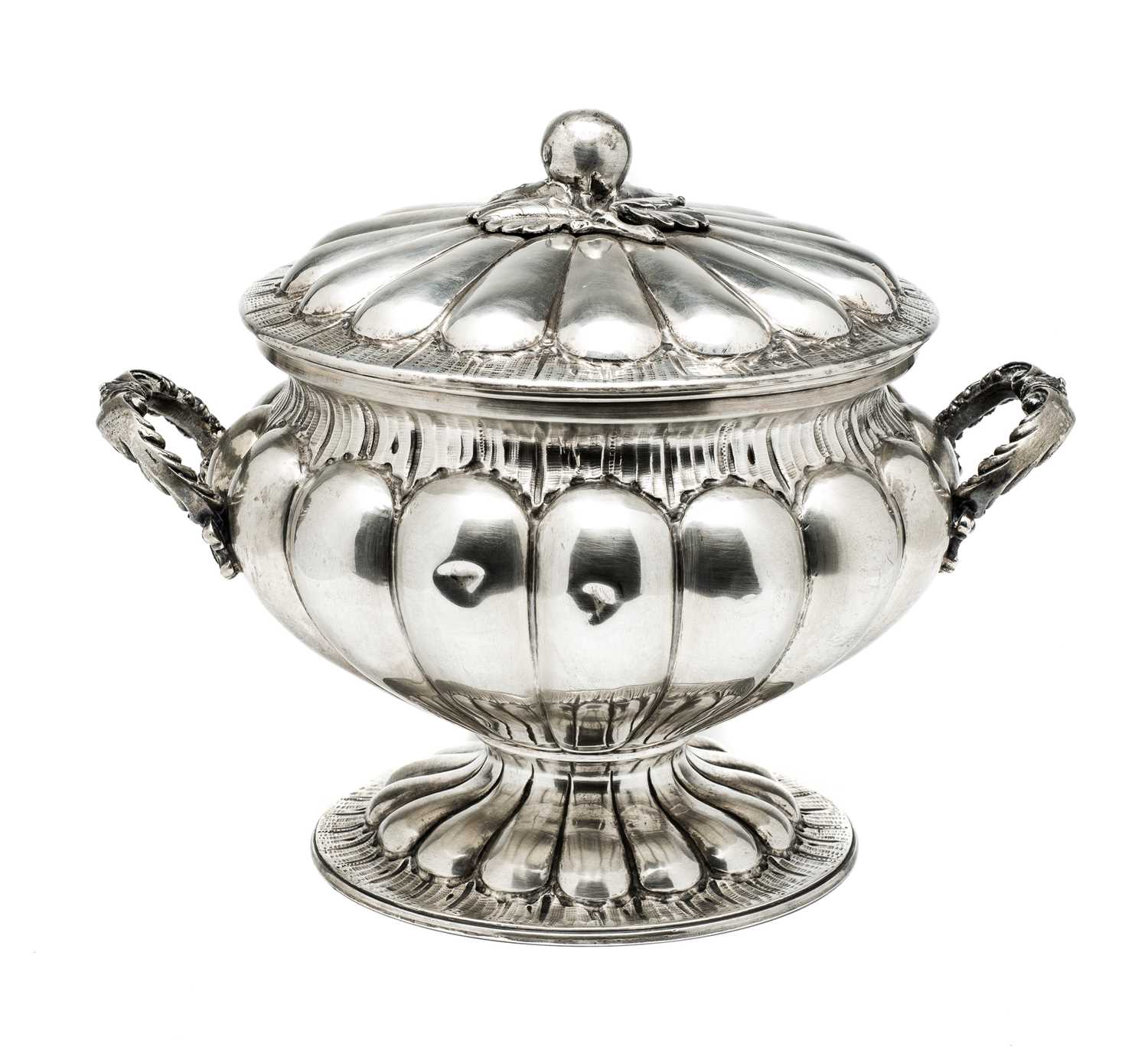 Lot 233 - AN ITALIAN SILVER SOUP TUREEN AND COVER,