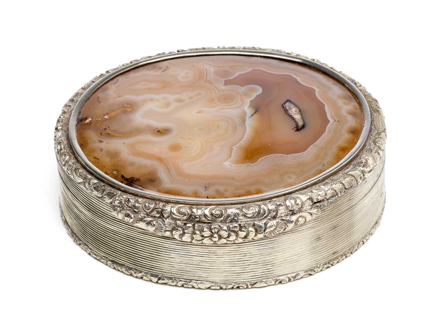 Lot 365 - AN AGATE MOUNTED BOX