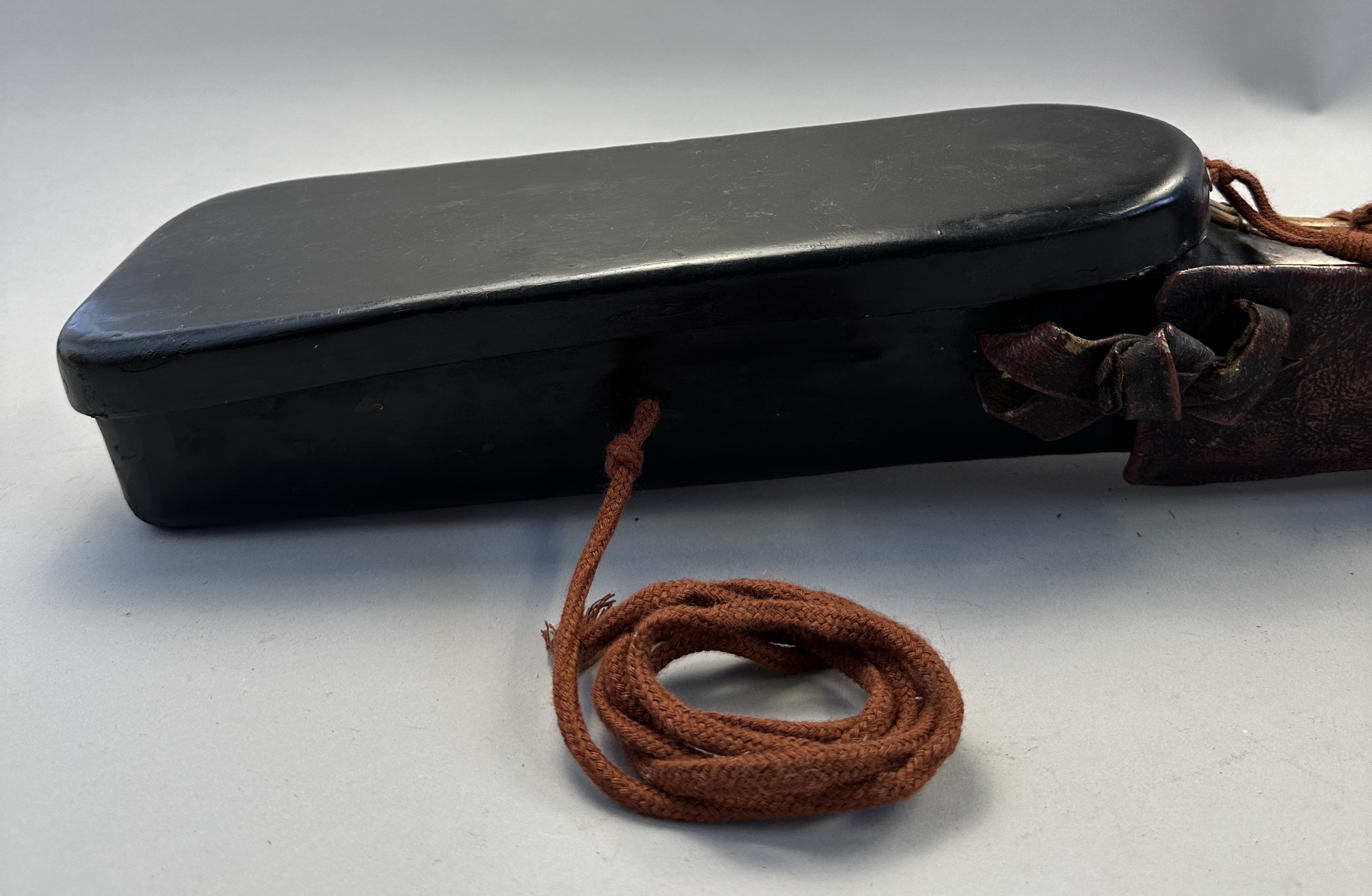 Lot 1 - A JAPANESE BOW (YUMI), BOW-STRING REEL, TWELVE