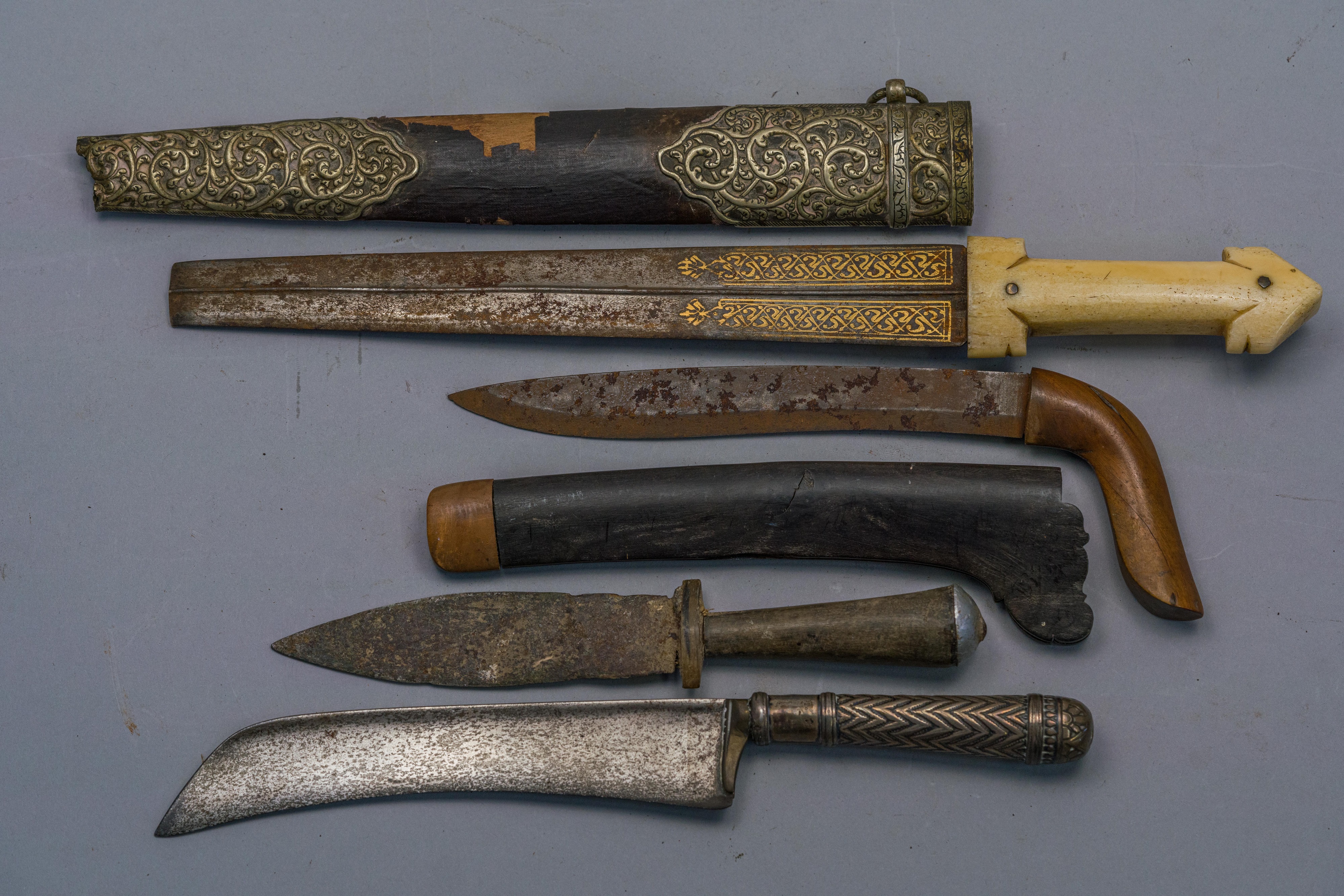 Lot 556 - A RARE PERSIAN DAGGER (QAMA), 19TH CENTURY