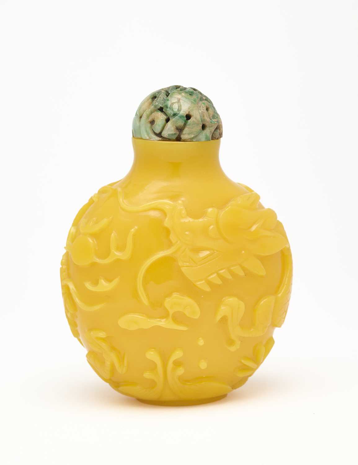 Lot 91 - A LARGE CHINESE OPAQUE YELLOW GLASS SNUFF