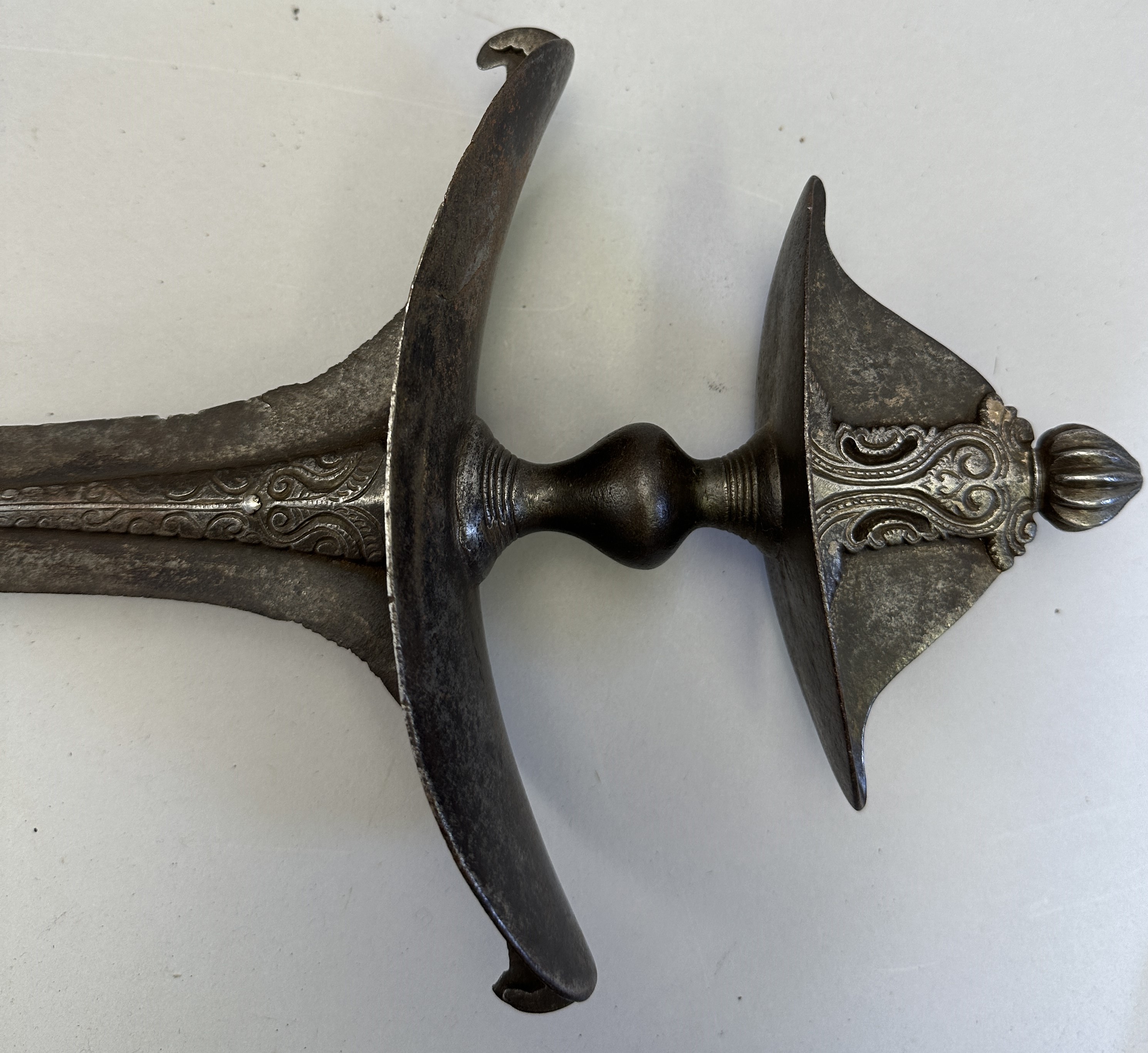 Lot 42 - A SOUTH INDIAN RAPIER, LATE 16TH/17TH CENTURY