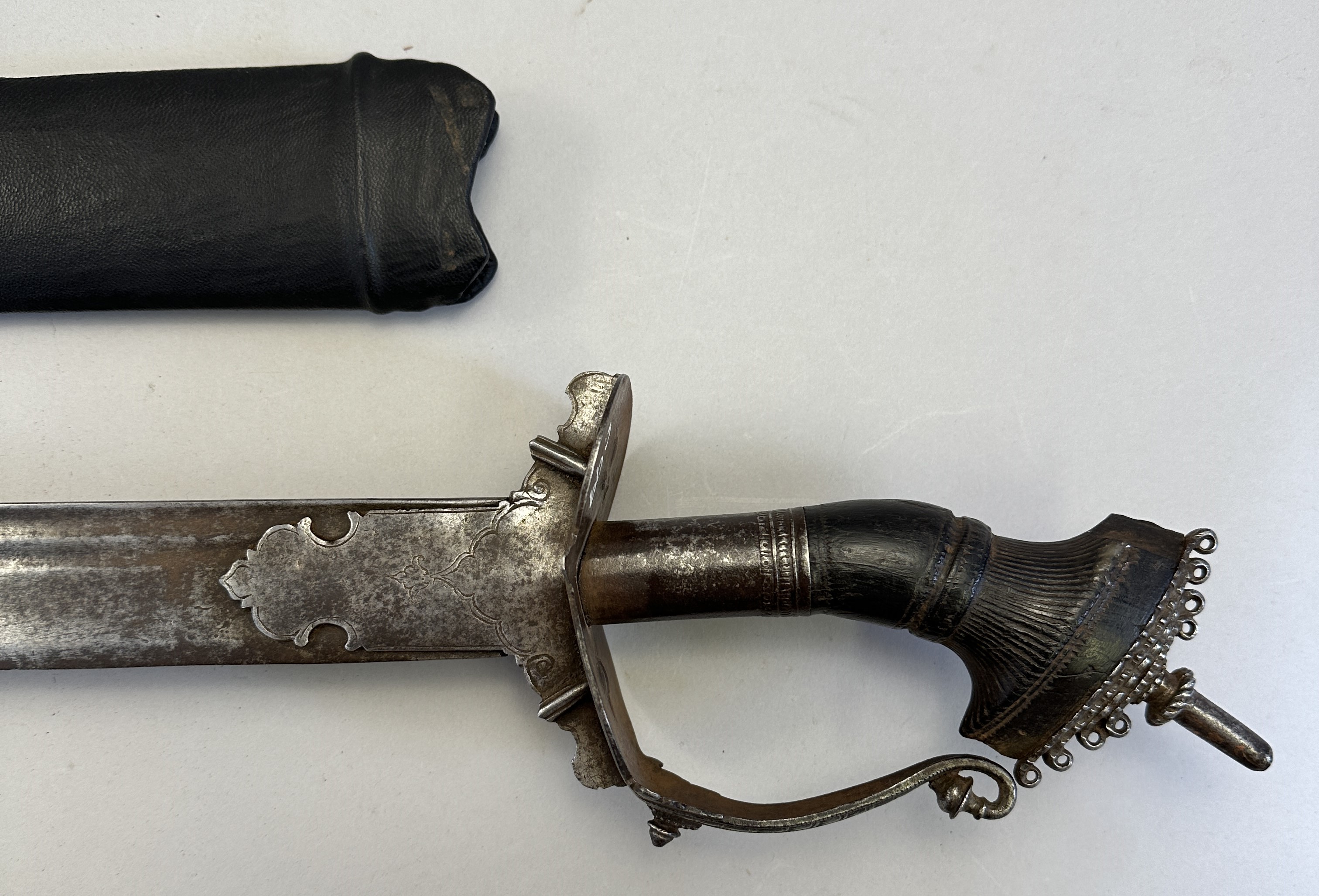Lot 48 - A SOUTH INDIAN SWORD (KIRACH), 17TH CENTURY,