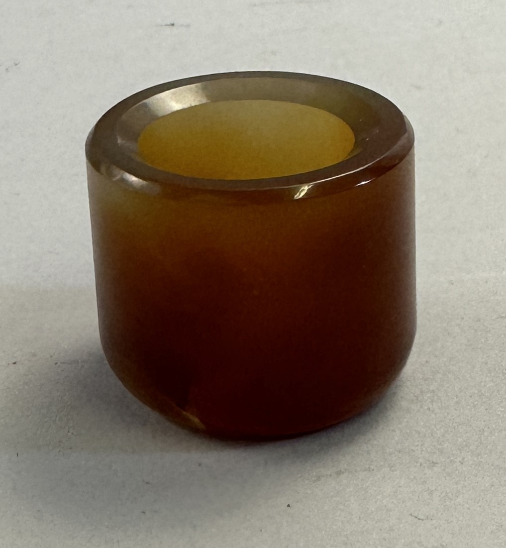 Lot 507 - A CHINESE AGATE ARCHERS RING, QING DYNASTY,